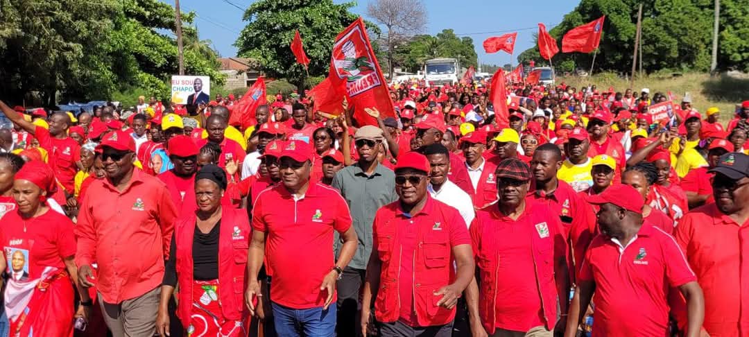 BILENE MARCHA EM SAUDAÇÃO AO PRESIDENTE DANIEL FRANCISCO CHAPO – FRELIMO